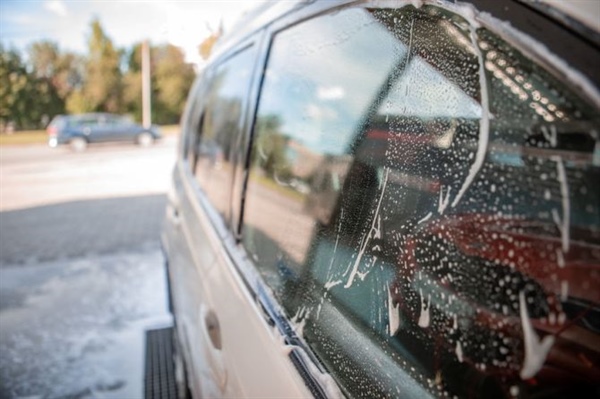 HOW TO SAFELY CLEAN YOUR CAR WINDOWS - Zenith Auto Glass