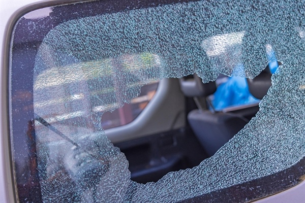 WHAT TO DO WHEN YOUR CAR WINDOW GETS SMASHED - www.zenithautoglass.com